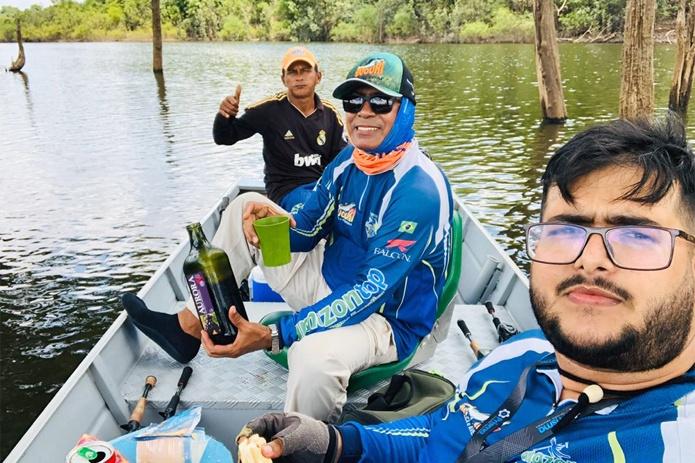 Pescadores ajudam piloteiros, no grupo Amazon Top, a driblar o banzeiro ...