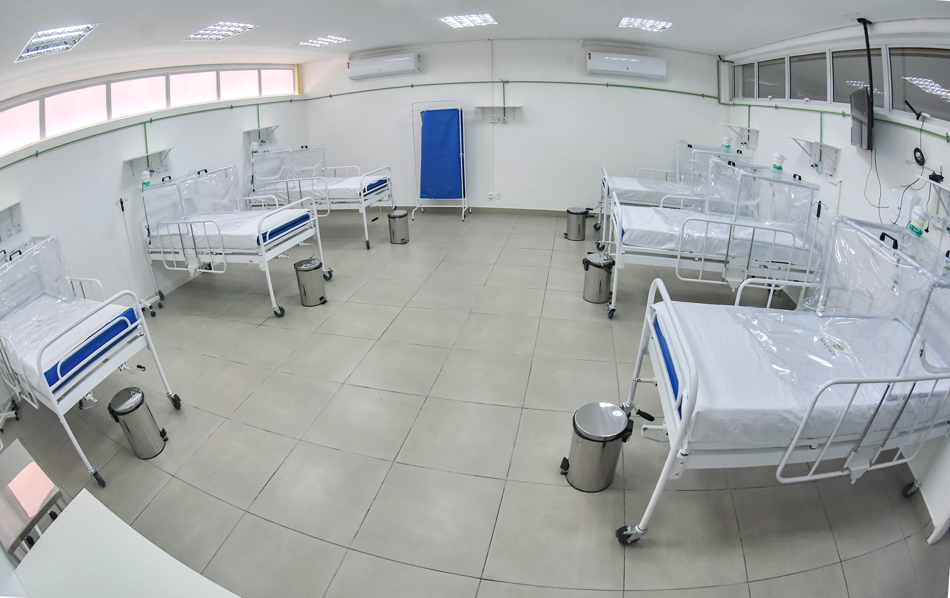 Prefeitura inaugura três novas enfermarias no hospital de campanha, que ...