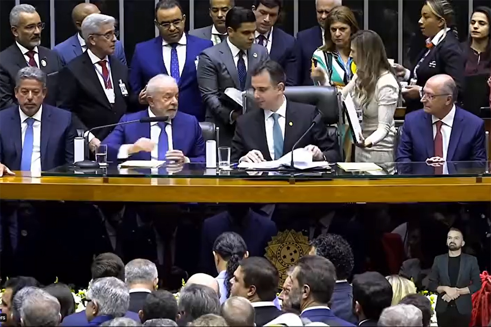 Lula assina termo de posse e assume a Presidência da República para 3º ...