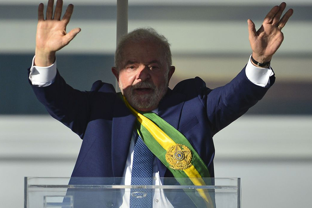 Livro de posse e faixa presidencial que Lula usou são oficiais, ao ...