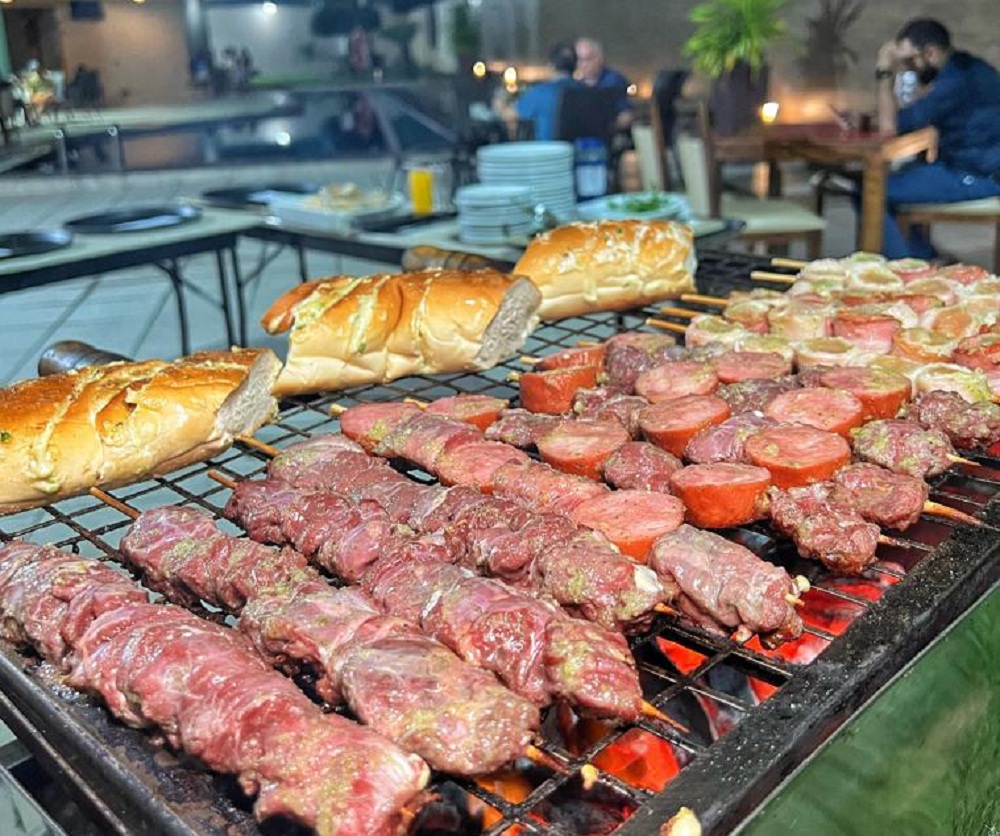 Restaurante volta a funcionar apostando em cardápio e noites temáticas