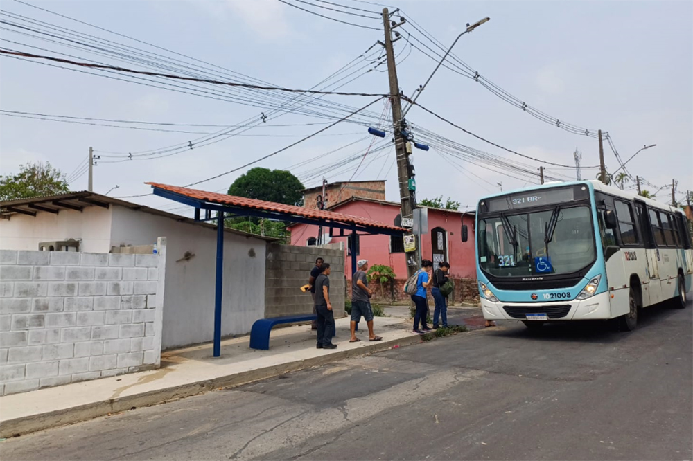 Ponto de ônibus é instalado na entrada da comunidade Ismail Aziz, no ...
