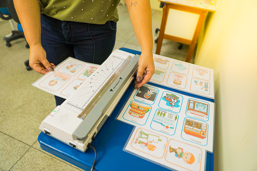Sala de produção de material pedagógico para inclusão de estudantes é ...