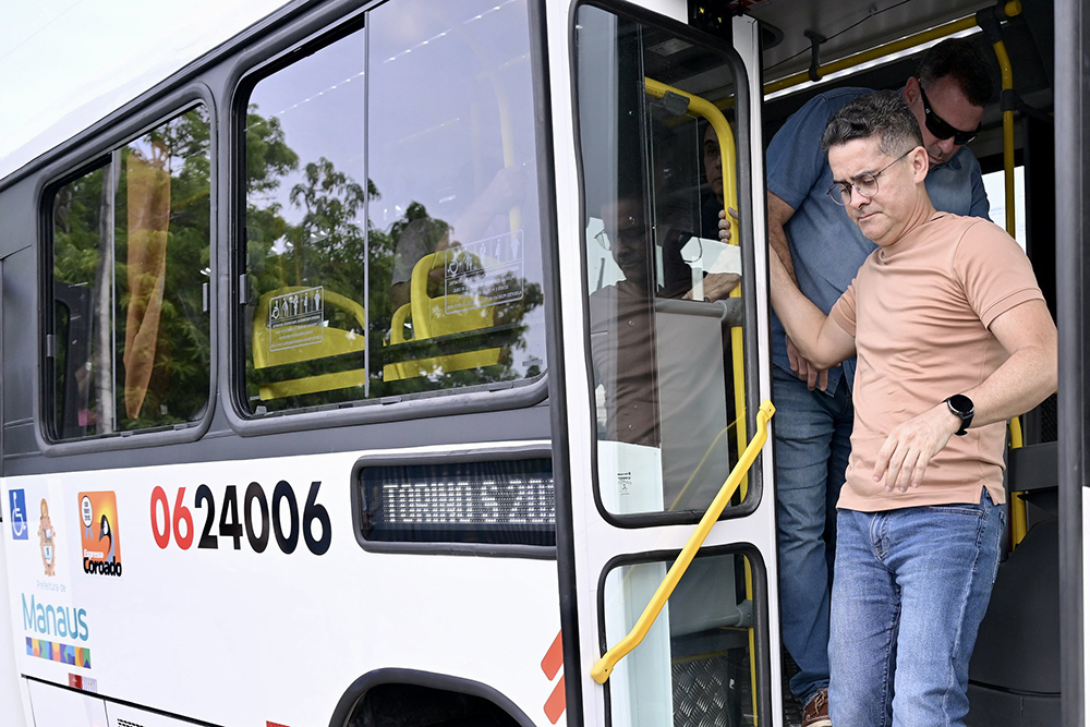 David Almeida entrega mais 15 ônibus e totaliza 315 veículos novos na frota de Manaus - Portal ...