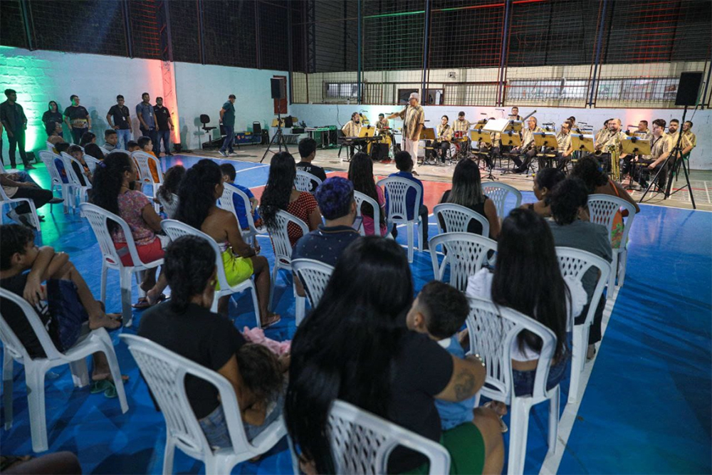 Concerto natalino da Amazonas Band é apresentado no Instituto Transformando Vidas, na Colônia ...