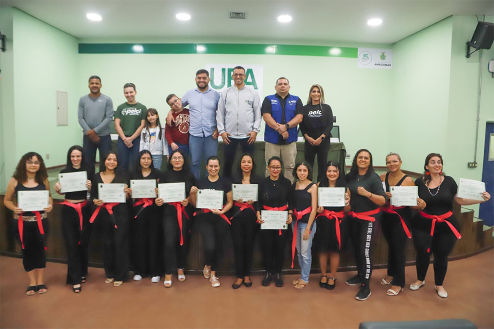 Alunas Do 1º Curso De Defesa Pessoal Feminina Da Uea Recebem