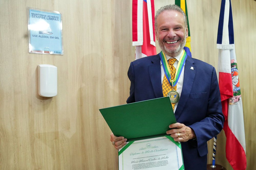 Conselheiro do TCE-AM recebe medalha do Mérito Acadêmico da Ejud do ...