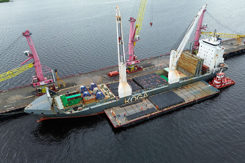 Governo acompanha chegada do primeiro navio com materiais para o ...