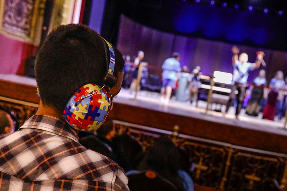 Público autista assiste ao concerto 'Mozart no Mundo Azul', no Teatro ... Público autista assiste ao concerto 'Mozart no Mundo Azul', no Teatro ...
