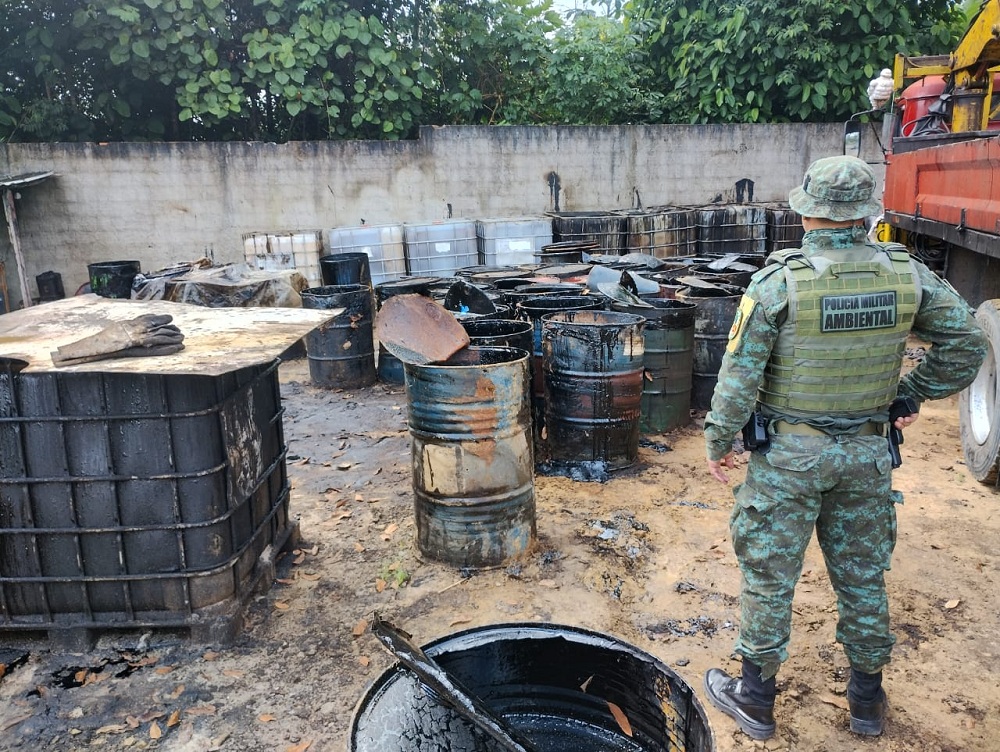 No Tarumã-Açu, PM flagra depósito clandestino com substância tóxica ...