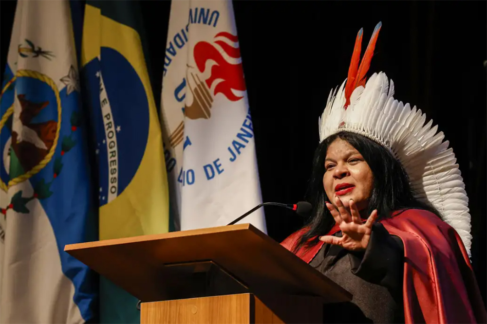 Sonia Guajajara é a primeira indígena doutora honoris causa da Uerj ...