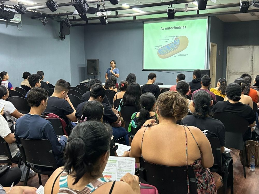 Alunos do Pré-vestibular Social de Parintins encaram provas da UEA
