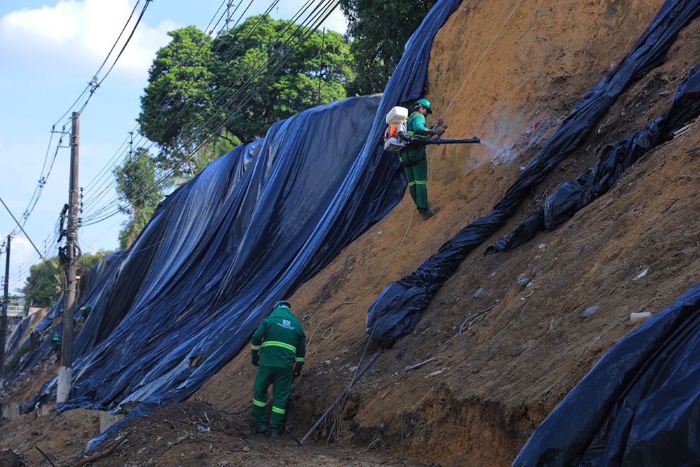 Implantação de geomanta avança para contenção de taludes da avenida ...