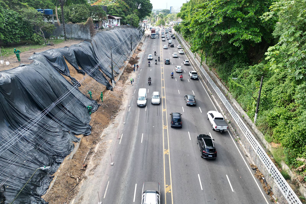 Implantação de geomanta avança para contenção de taludes da avenida ...