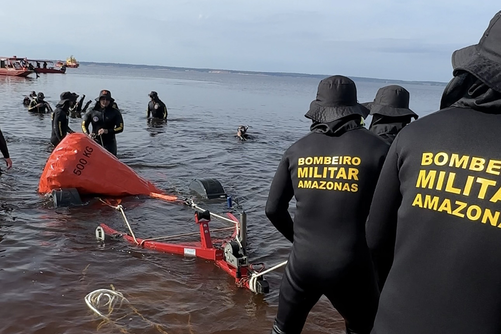 Corpo de Bombeiros simula resgate de vítima de afogamento no rio Negro