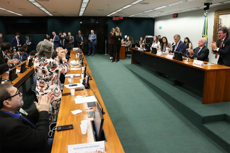CCJ da Câmara aprova admissibilidade de duas propostas que acabam com ...
